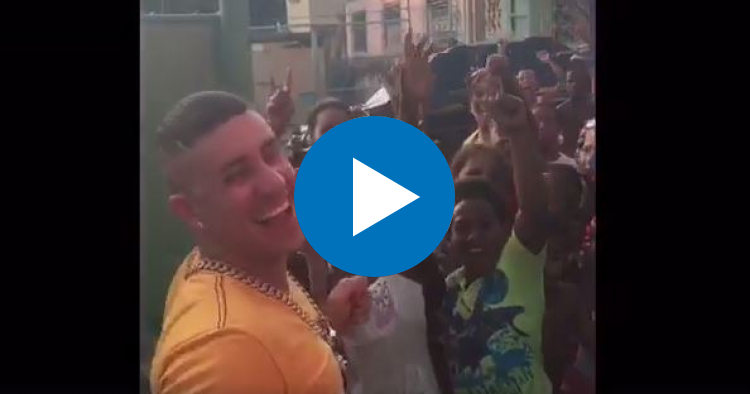 Osmani García regala bicicletas a los niños del barrio Párraga en Cuba