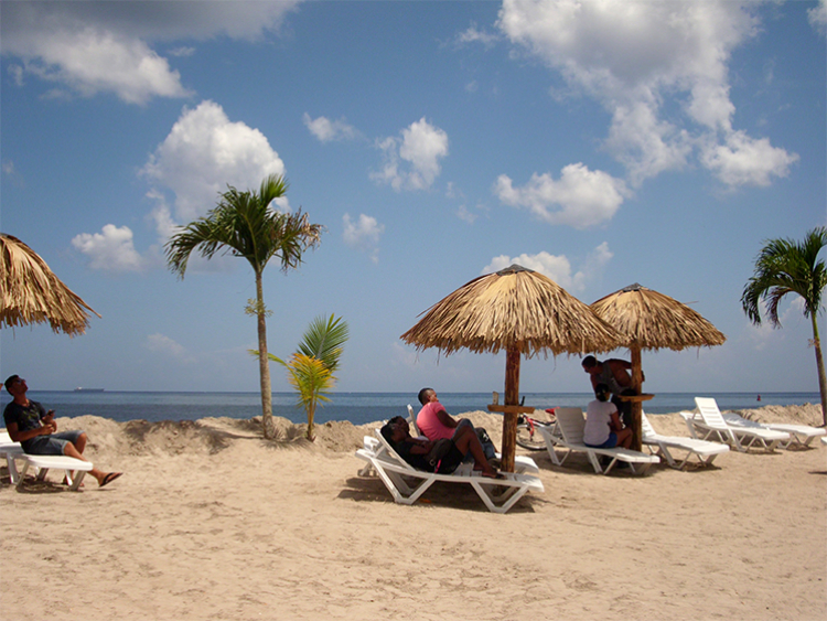 Resaca, en la Playa del Malecón - CiberCuba