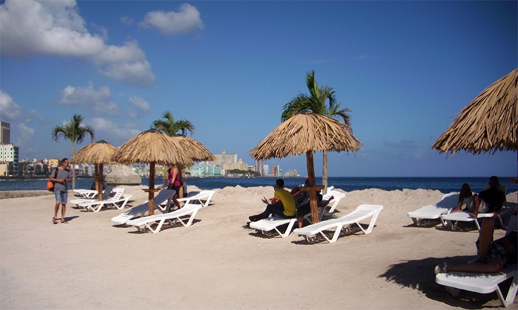 Resaca, en la Playa del Malecón - CiberCuba
