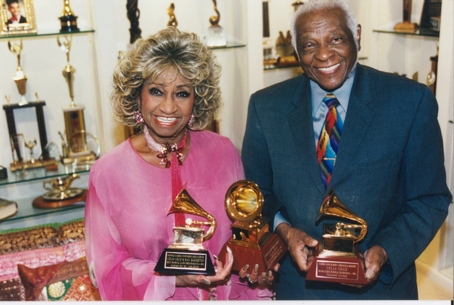 Celia Cruz y su inseparable Pedro Knight, en su casa, con sus Grammys ...