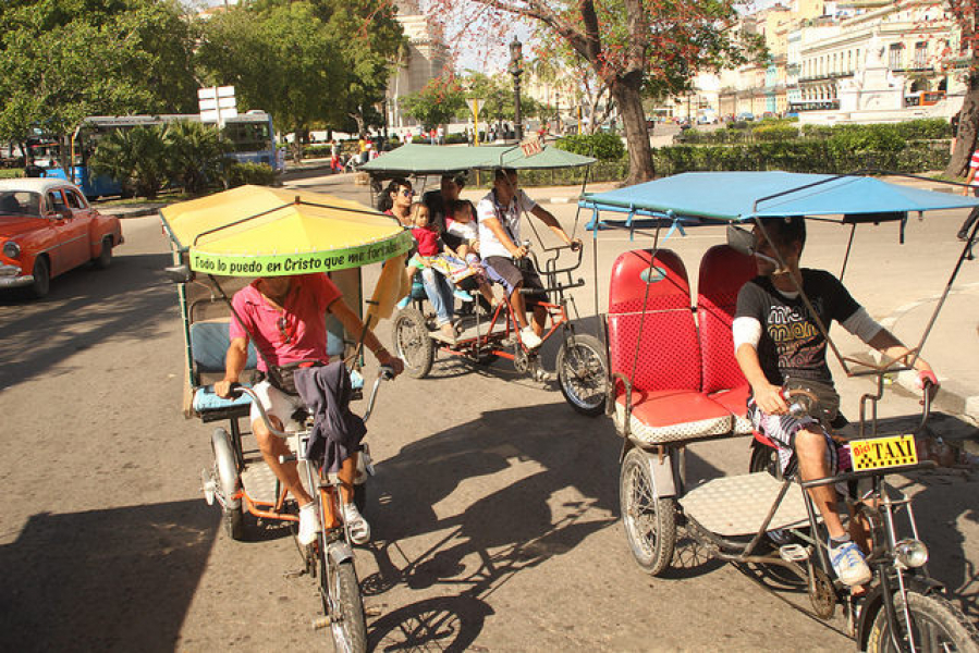 Bicitaxis en la ciudad - CiberCuba