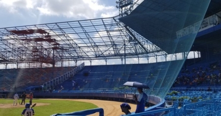 Cuba: Prosigue el lento cambio de cubierta de las gradas techadas del ...