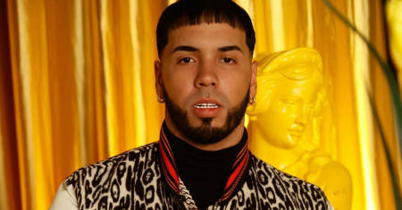 Anuel AA reza para que le crezca el pelo después de mostrar su nuevo look