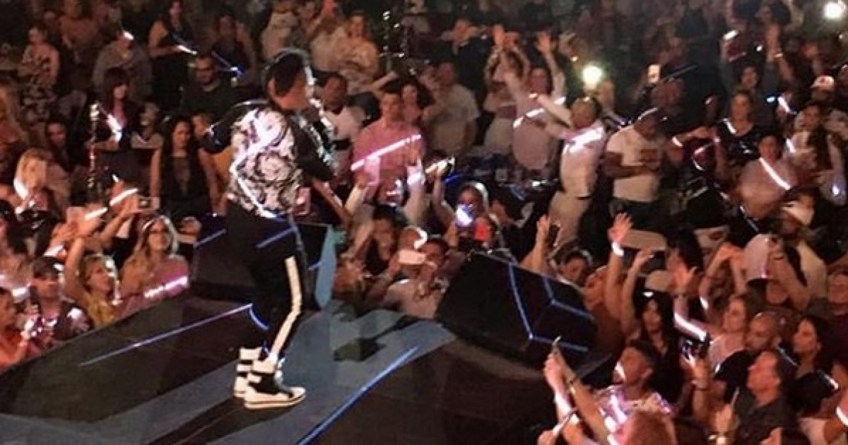 El Chacal se emociona en pleno concierto en Punta Cana