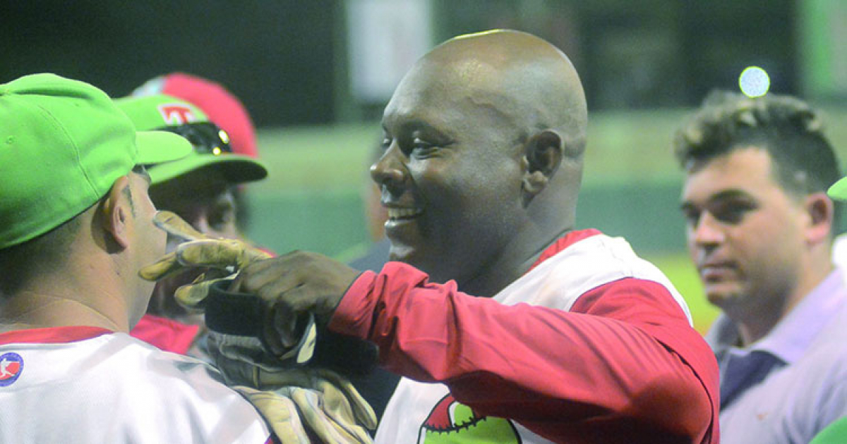 Danel Castro conecta su jonrón 200 en Series Nacionales en día malo ...