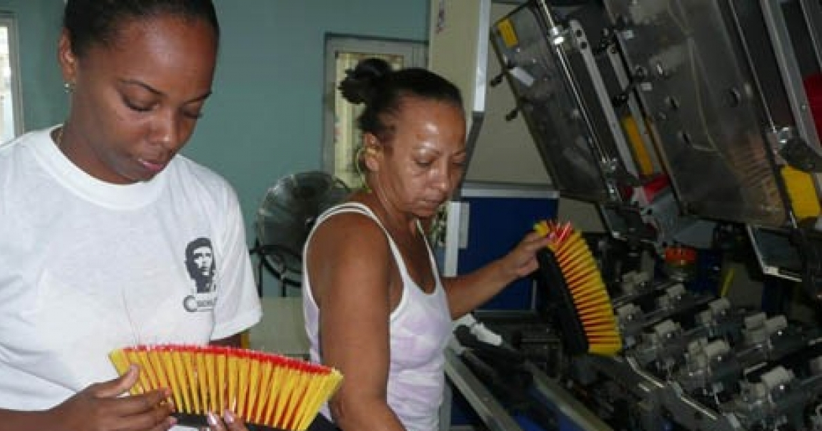 Se atrasa la producción de escobas plásticas en Cuba