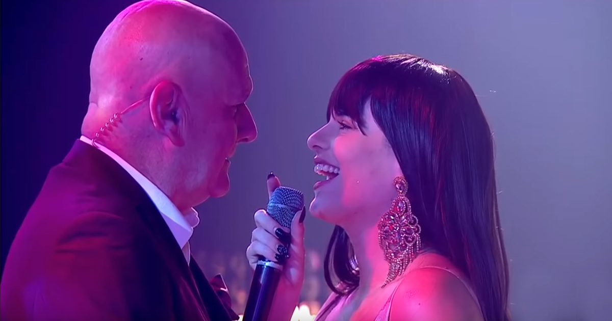 Haniset emociona a Carlos Otero cantándole en directo por su quinto ...