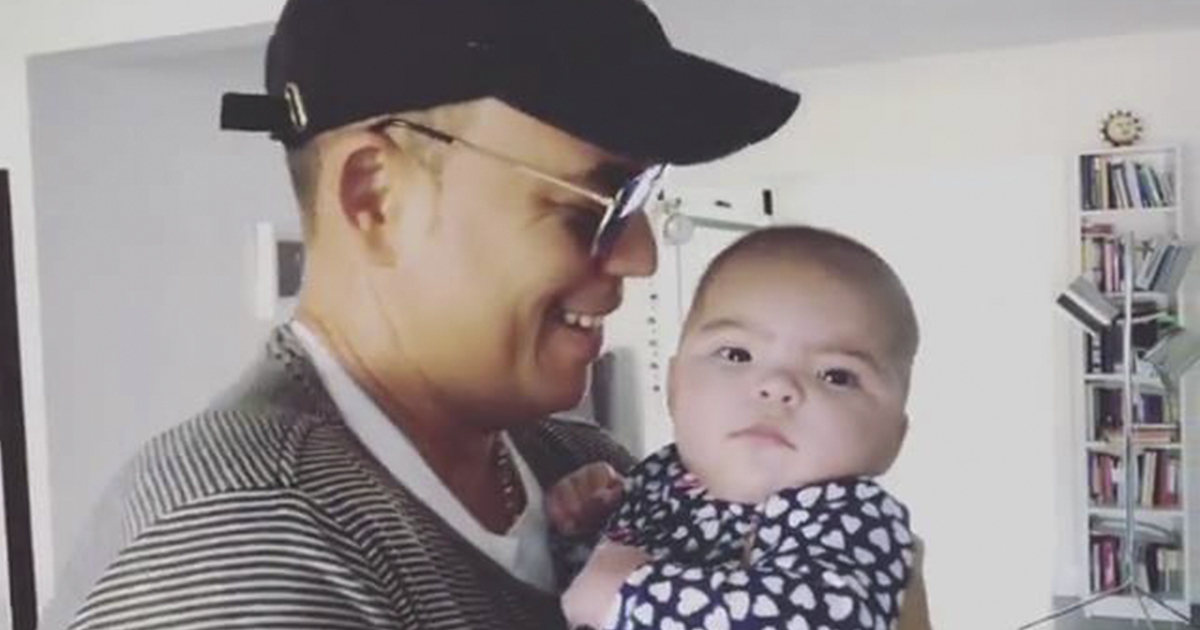 Alexis Valdés le canta "Bajanda" de Chocolate a su pequeña Lucía