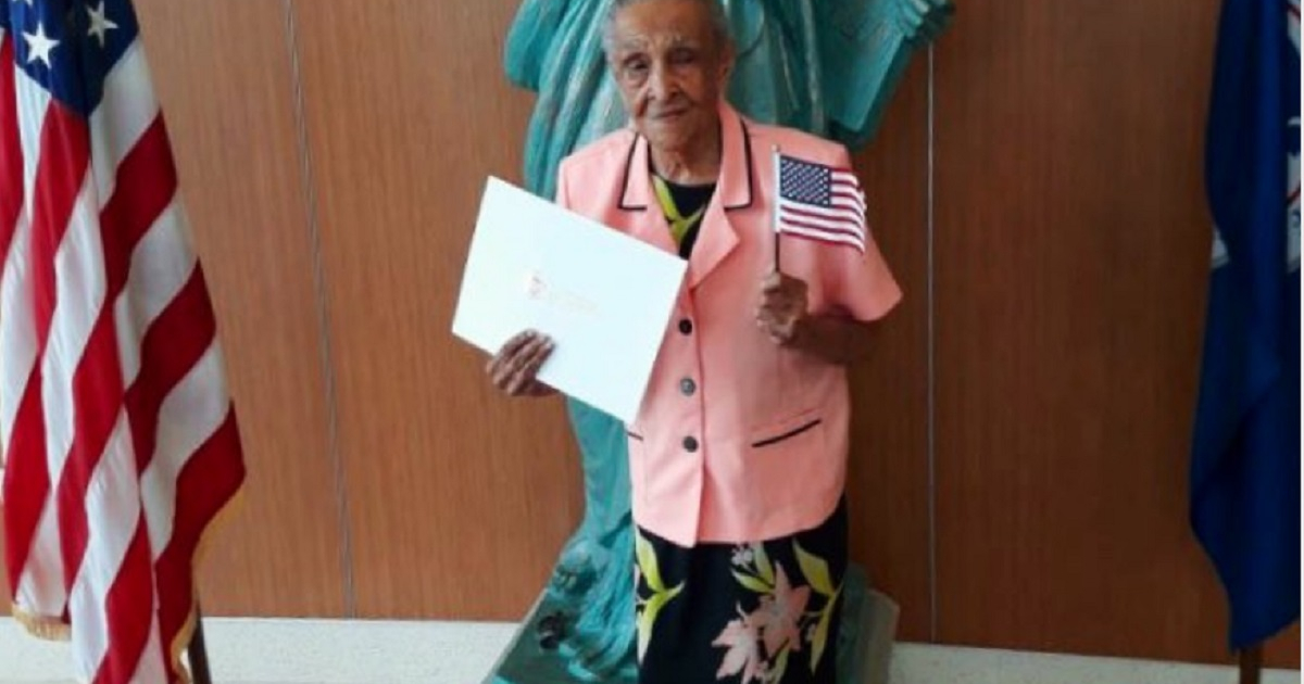 Mujer de Miami se convierte en ciudadana estadounidense a los 103 años