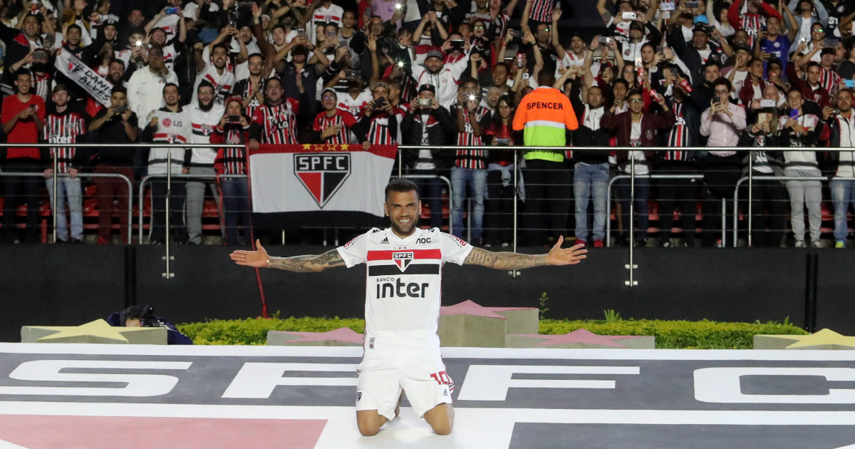Multitudinaria presentación de Dani Alves en Brasil como nuevo jugador ...