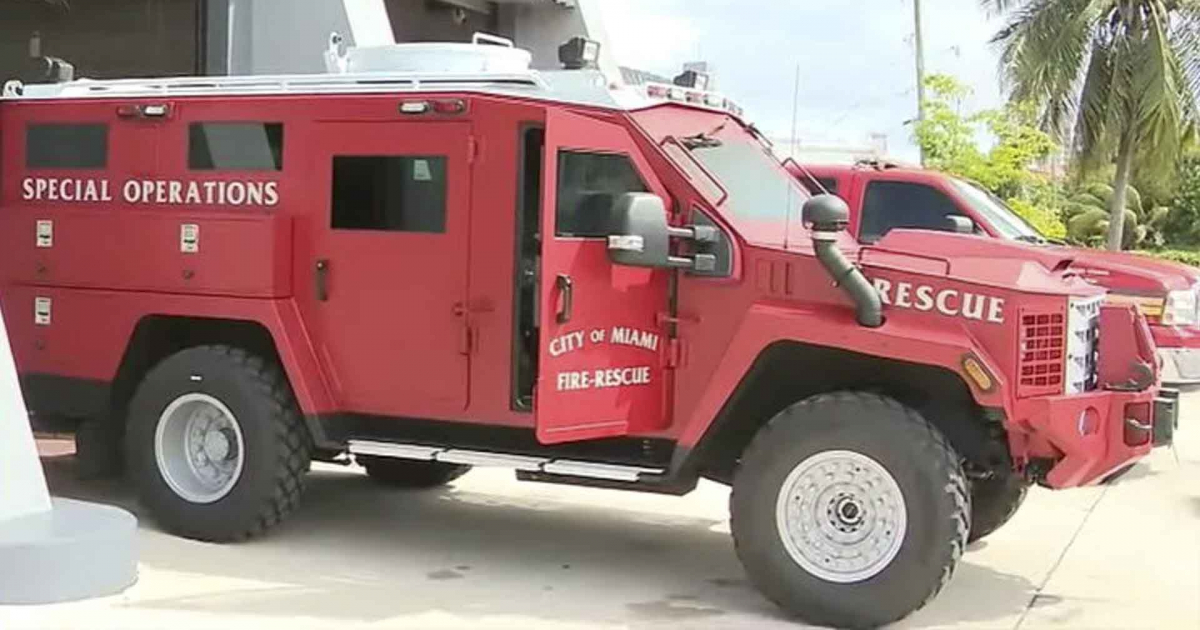 Bomberos de Miami estrenan vehículo blindado de rescate capaz de ...