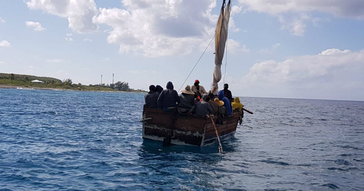 Llega a Islas Caimán un grupo de 31 balseros cubanos