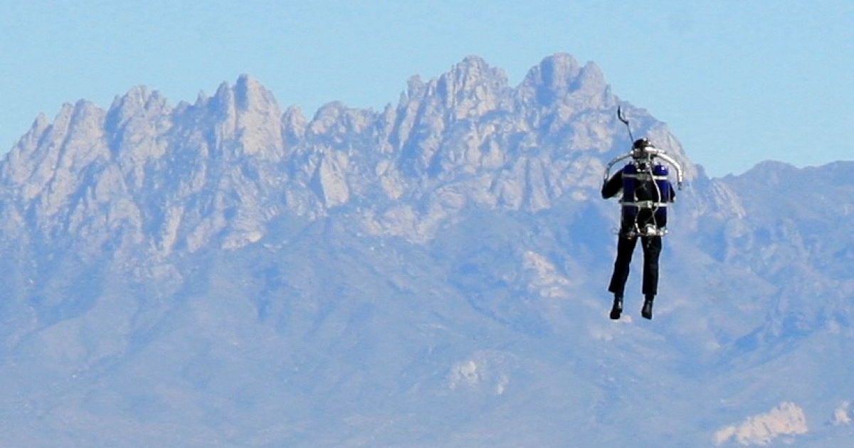 Avión de American Airlines se cruza con una persona volando en jetpack