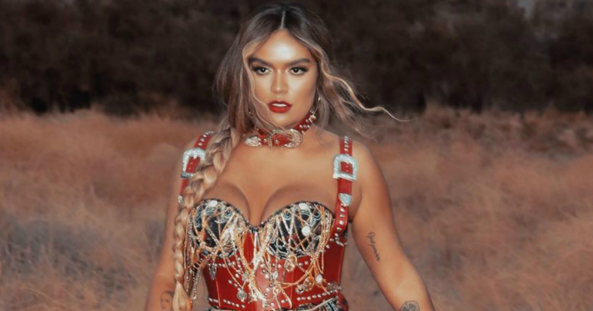 Karol G y sus espectaculares looks en el videoclip de "Bichota"