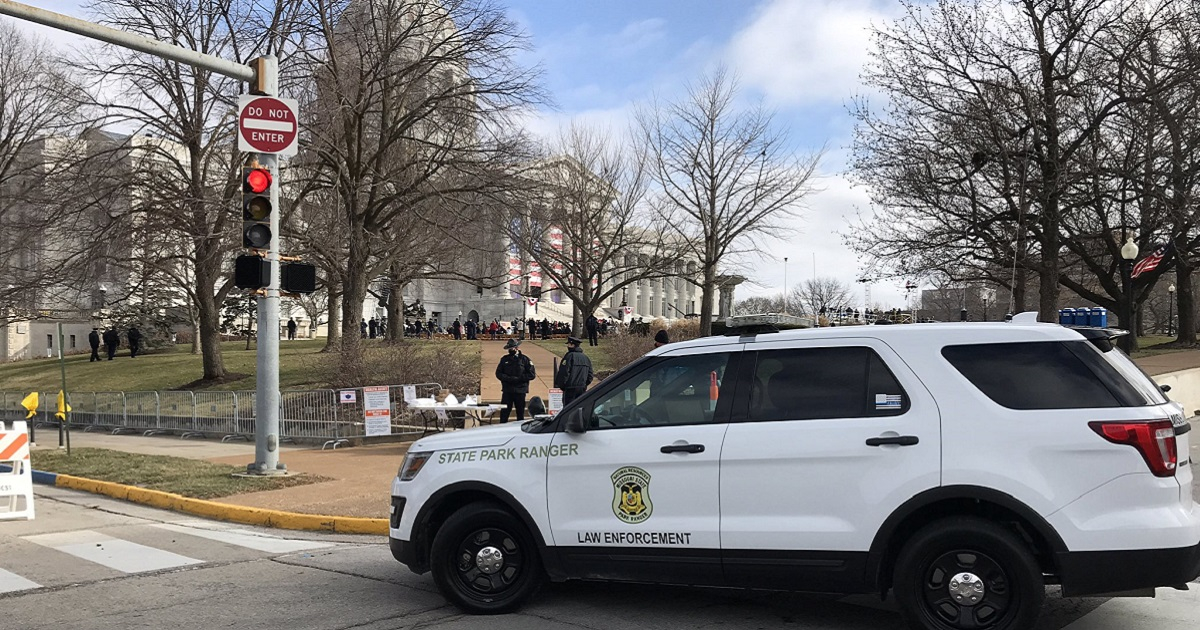 Policía del Capitolio arresta a hombre que intentó entrar a Washington ...