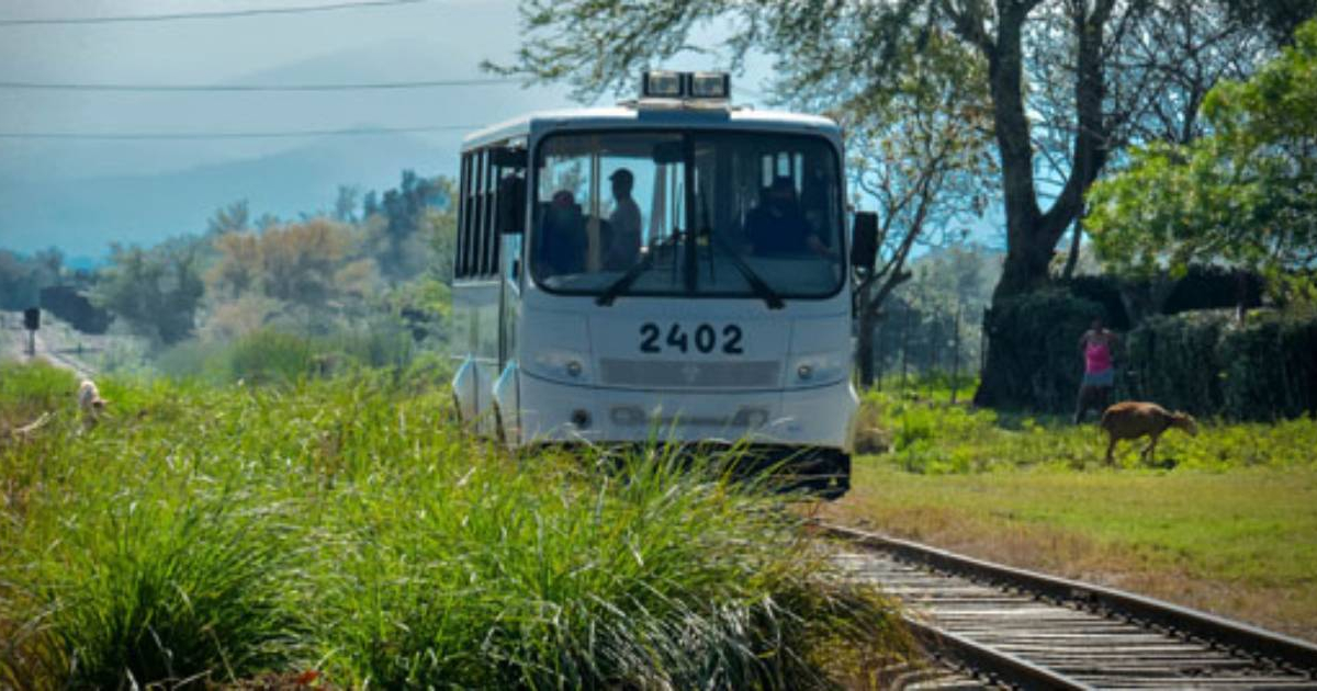 Transporte en Cuba: Comienza a operar en Holguín ferrobús ruso que ...