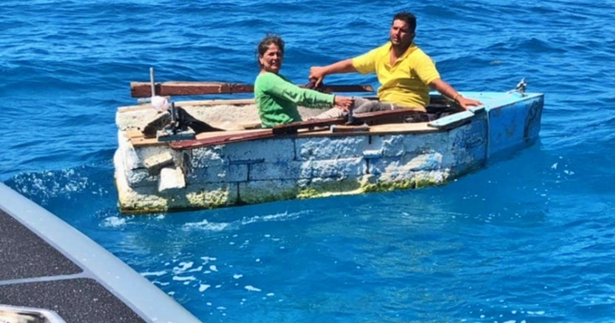 Detenidos dos migrantes cubanos en una balsa artesanal frente a los ...