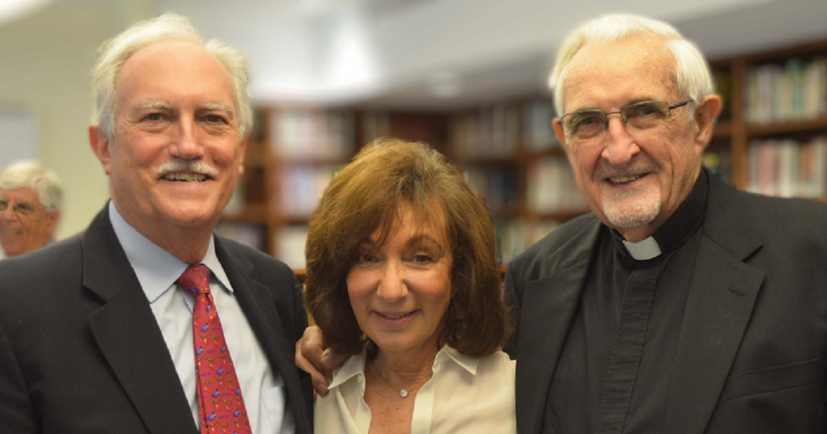 Padre cubano de Jeff Bezos dona $12 millones a escuela católica que lo ...