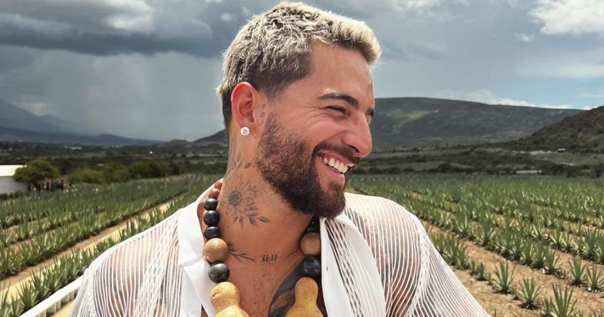 Maluma revoluciona a sus fans con ardiente posado en toalla