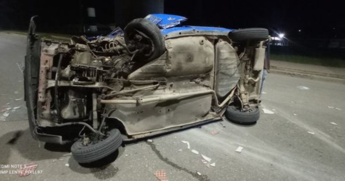 Auto destruido tras aparatoso accidente en Santiago de Cuba