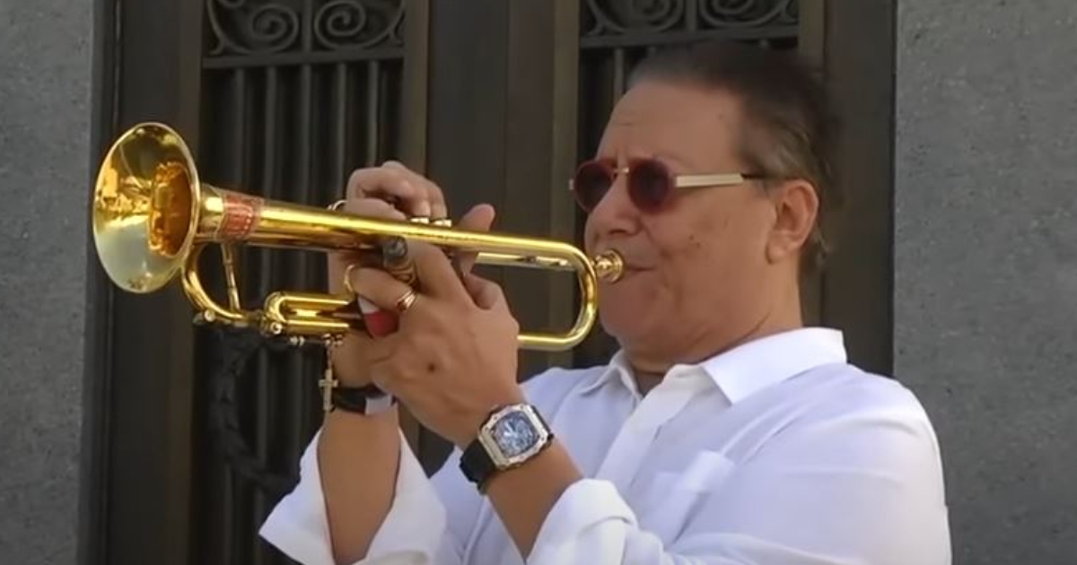 Arturo Sandoval toca el Ave María ante la tumba de Felipe Valls ...