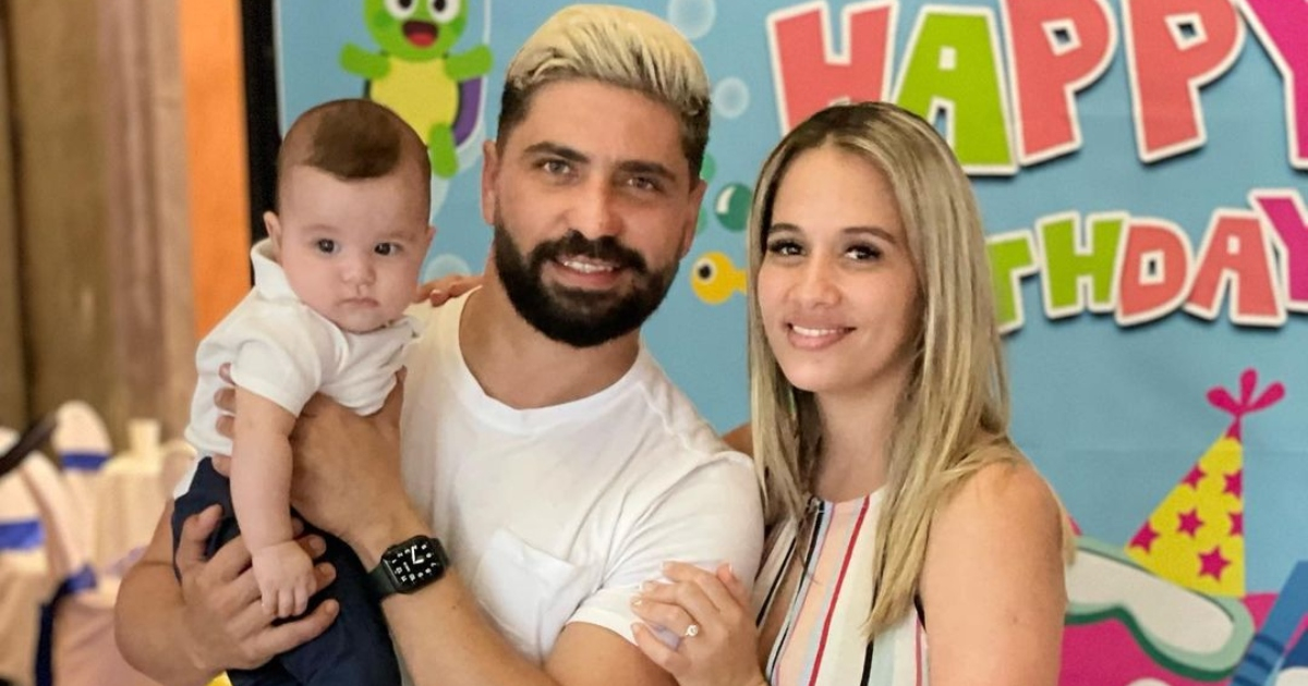 El posado familiar más tierno de Alejandro Cuervo con Arletis y su hijo ...