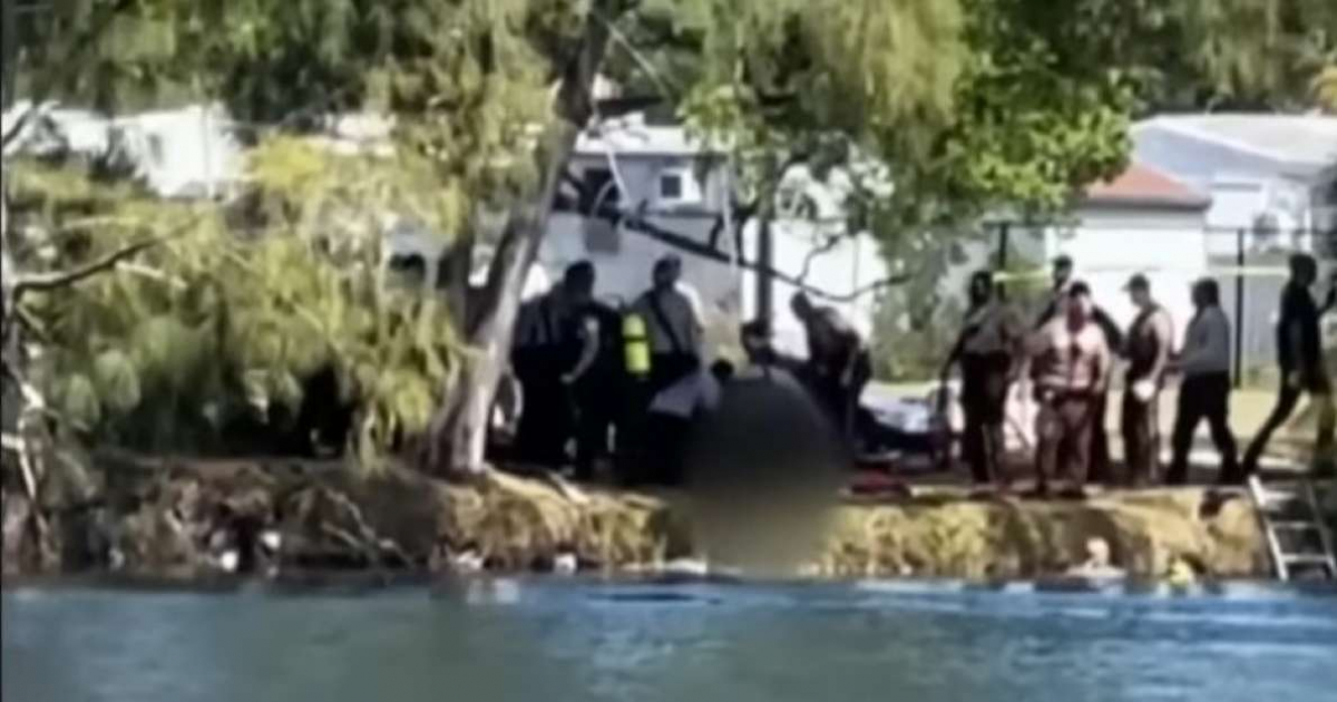 Gemelos de 13 años mueren ahogados en estanque de Miami