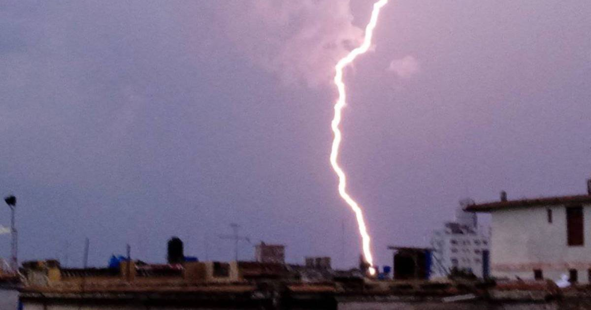 Impresionante foto de un rayo captado en La Habana