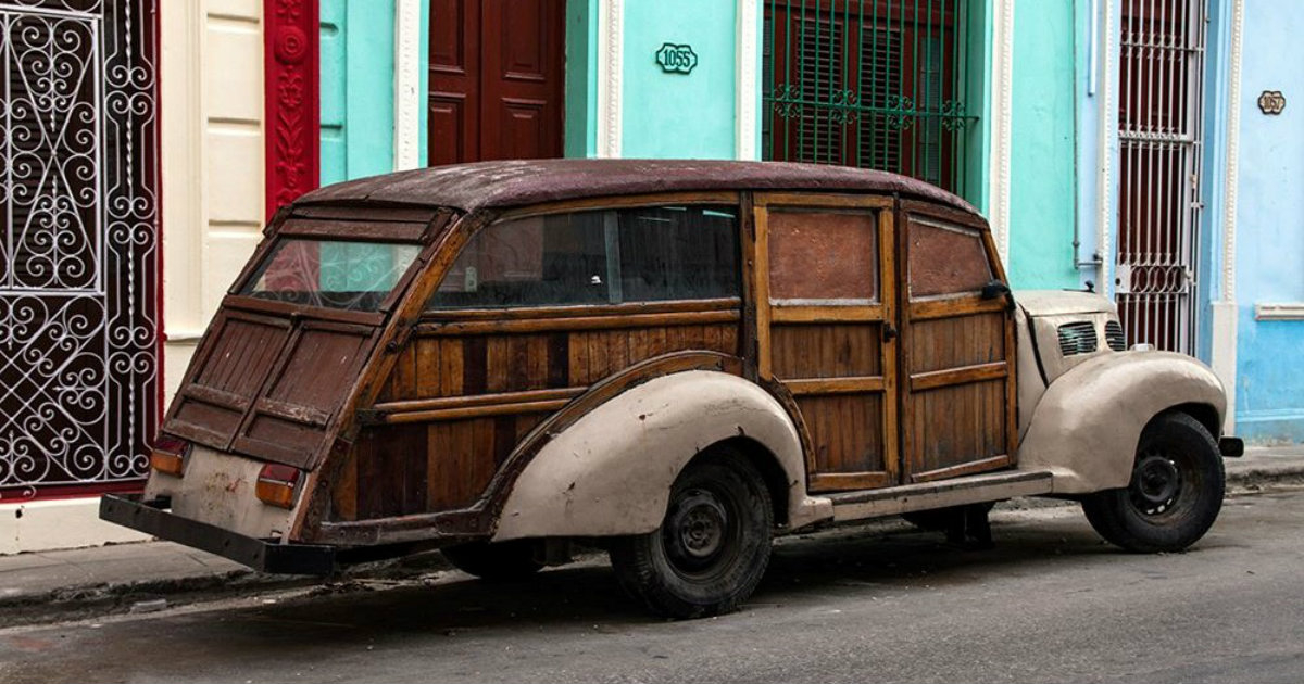 Este almendrón "de madera" todavía circula por las calles de La Habana