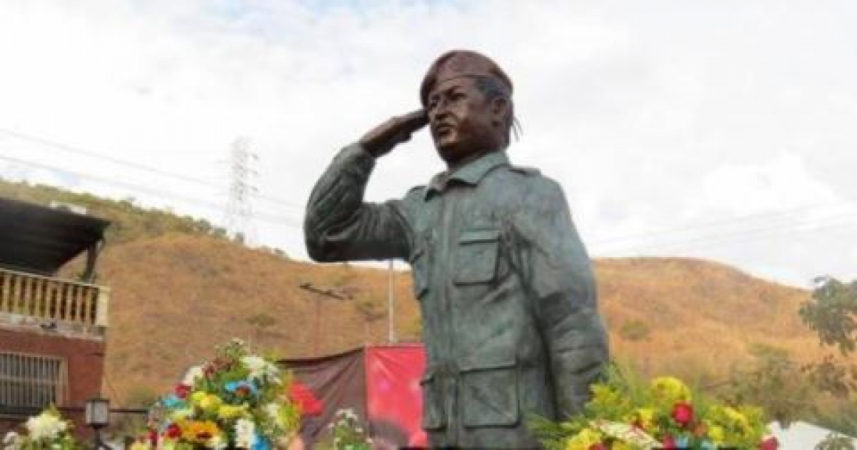 Queman estatua de Hugo Chávez durante manifestaciones en Venezuela