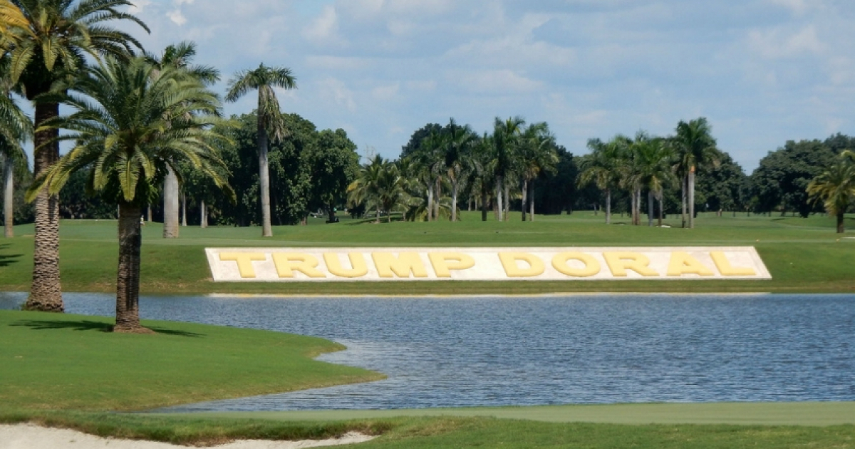 Manchan con pintura roja la fachada del club de golf de Trump en Florida