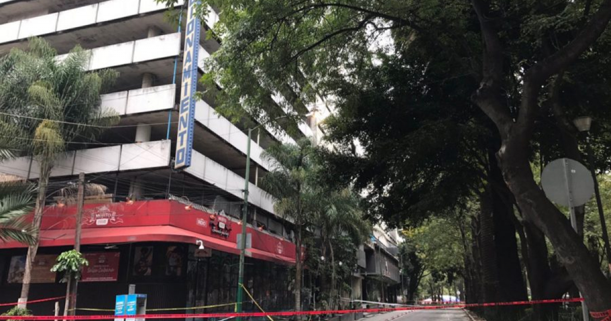 Acordonado edificio conocido como Plaza Condesa en Ciudad México