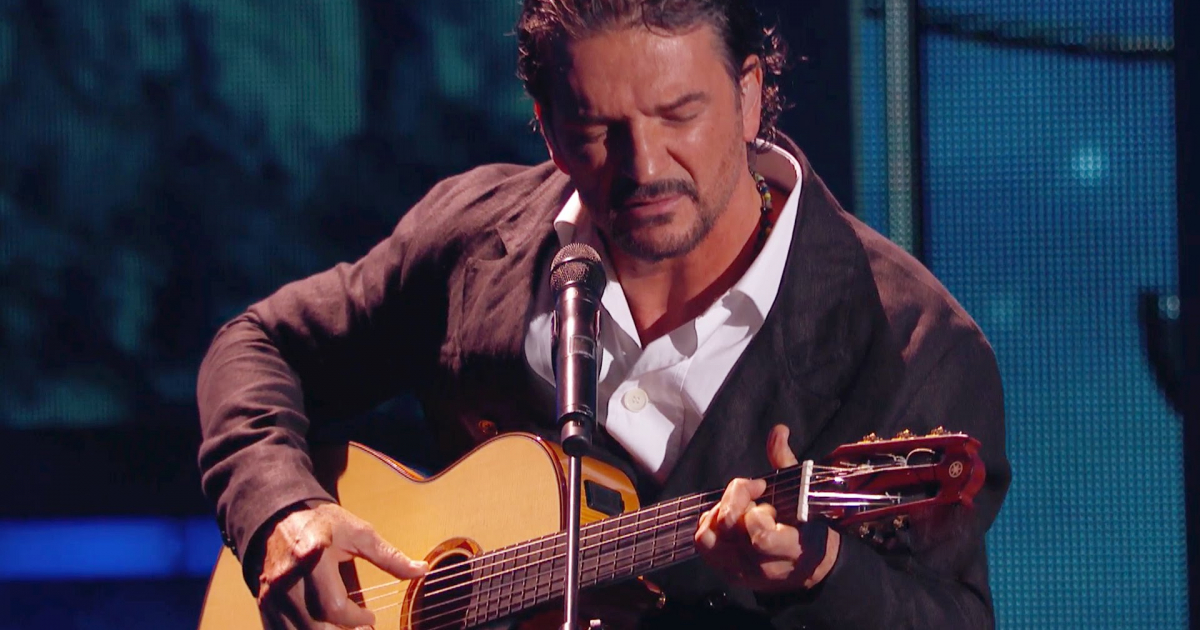 Ricardo Arjona canta "Puente" (Habana) en Premio lo Nuestro 2015
