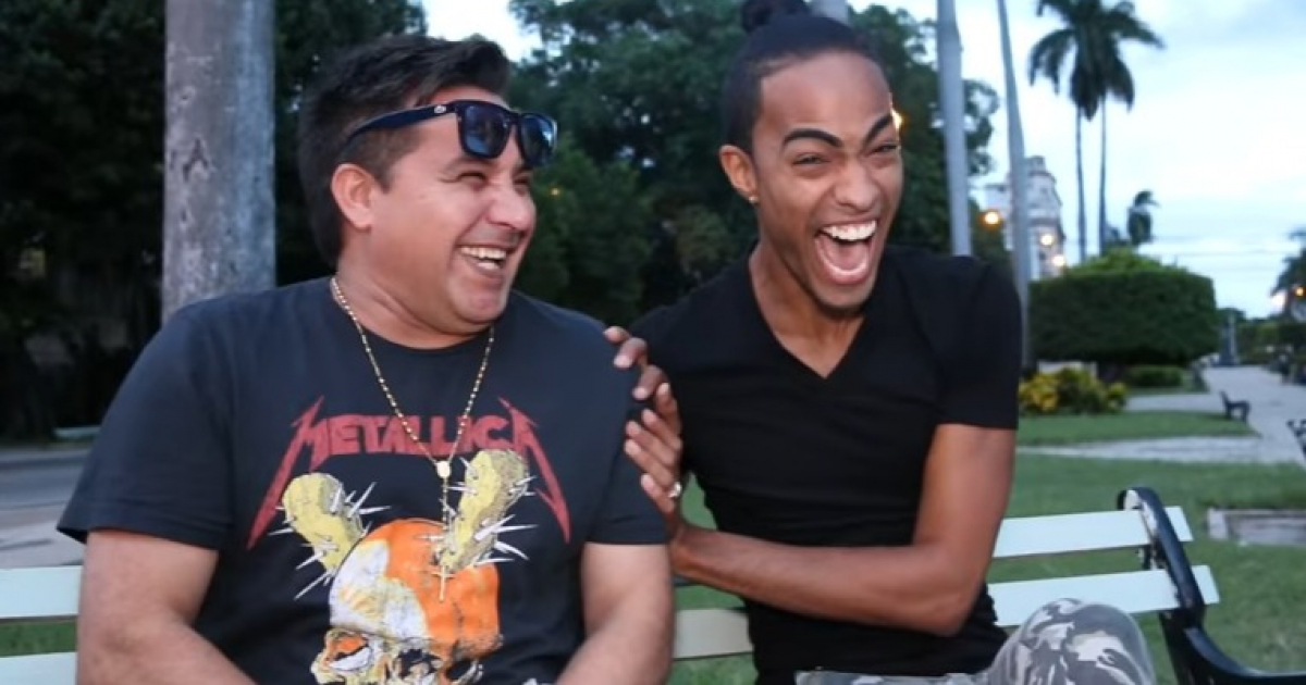 Pollito Tropical "saliendo del clóset" con Robertico
