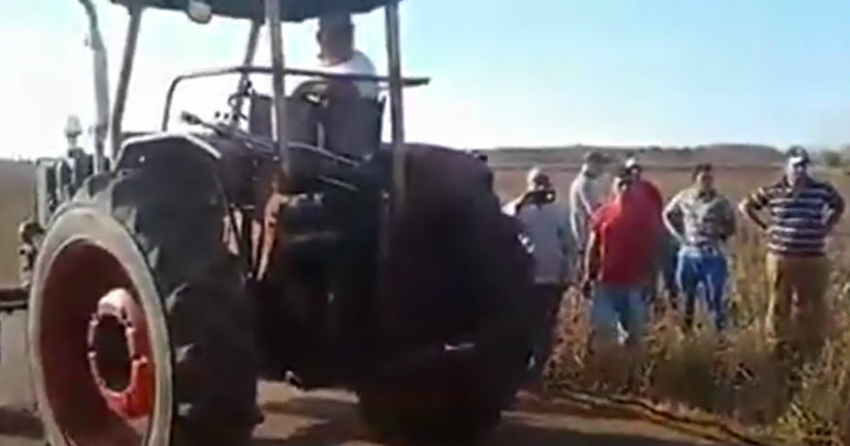 Duelo de tractores en Cuba