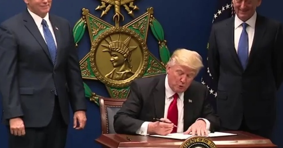 Trump firma órdenes ejecutivas para luchar contra "abusos" comerciales ...